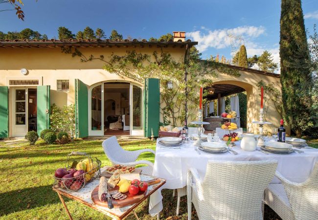 Villa Label - Villas in Camaiore